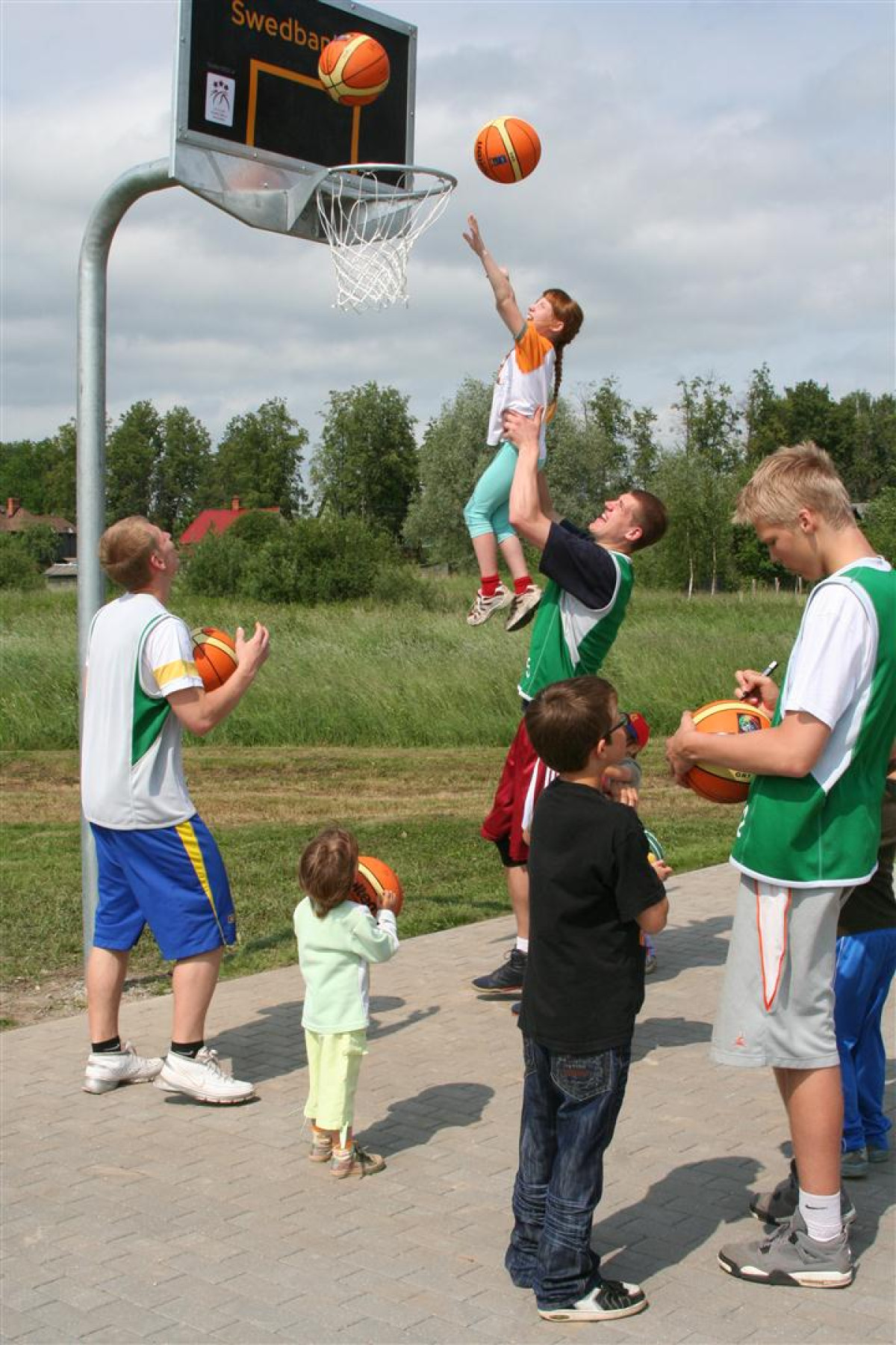 Foto: BK "Valmiera" piedalās Draudzības sporta laukuma atklāšanā ...