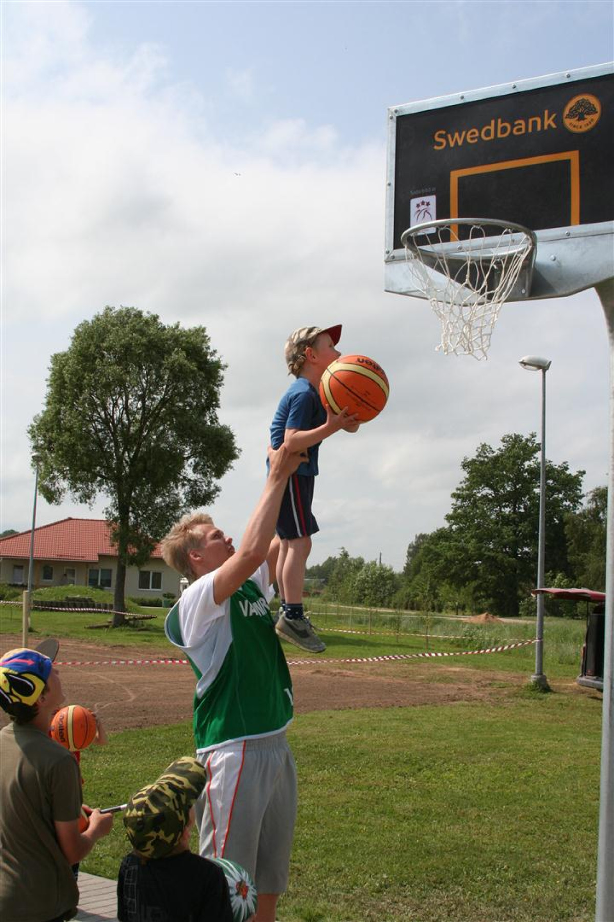 Foto: BK "Valmiera" piedalās Draudzības sporta laukuma atklāšanā ...