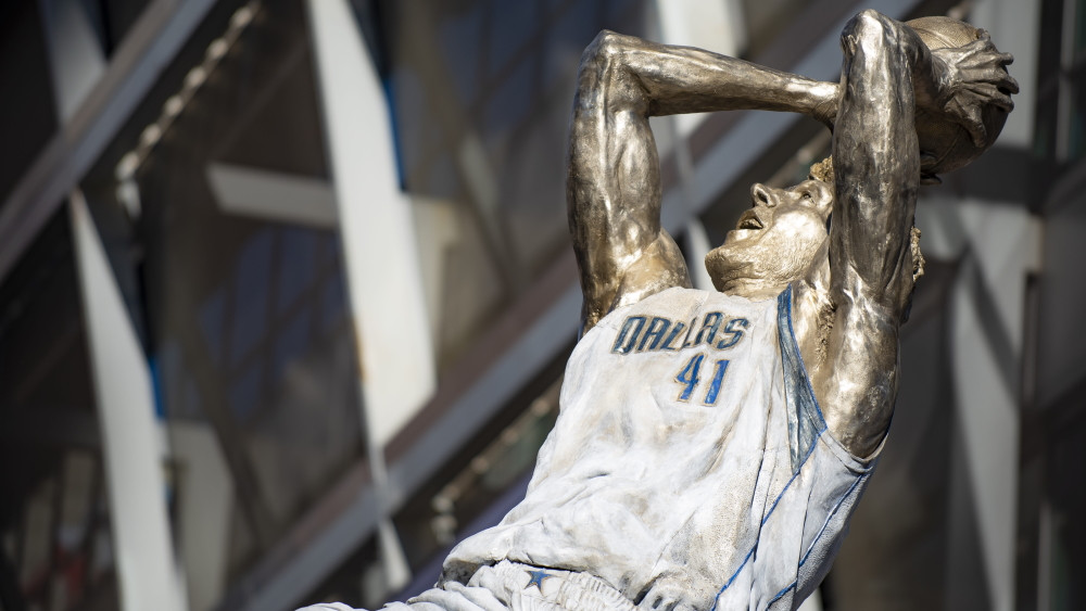 Video: "Mavericks" leģenda Dirks Novickis tiek iemūžināts milzu statujā ...