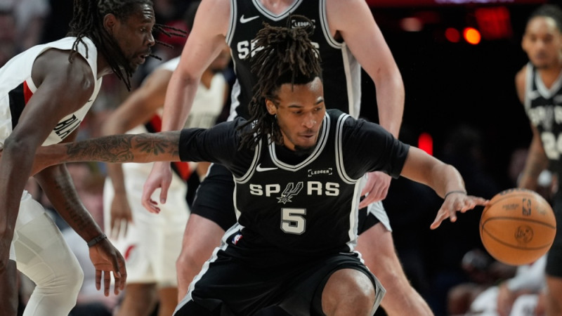 ''Spurs'' bez Vembija ceturtajā ceturksnī aizbēg no ''Trail Blazers ...
